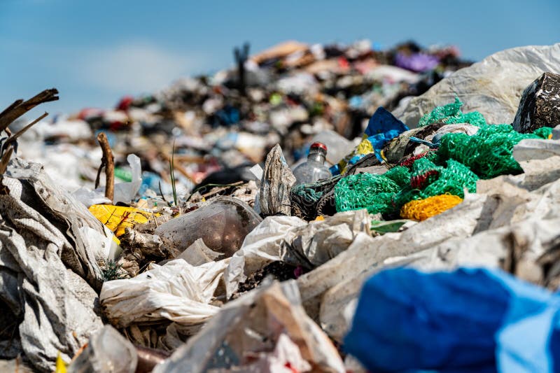 Vertido De Residuos. Vertedero. Cierre De Basura En Un Vertedero Imagen ...