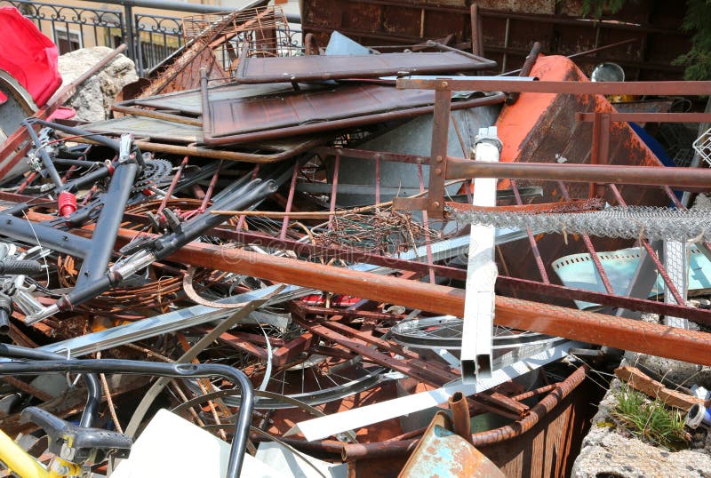 Vertido Del Material Ferroso I Para El Material Reciclable Foto de ...