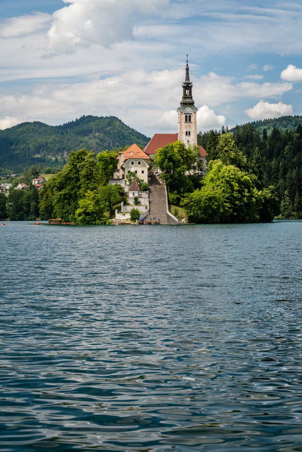 Vertikale Ansicht Der Kirche Von Bled See, Slowenien. Stockfoto - Bild ...