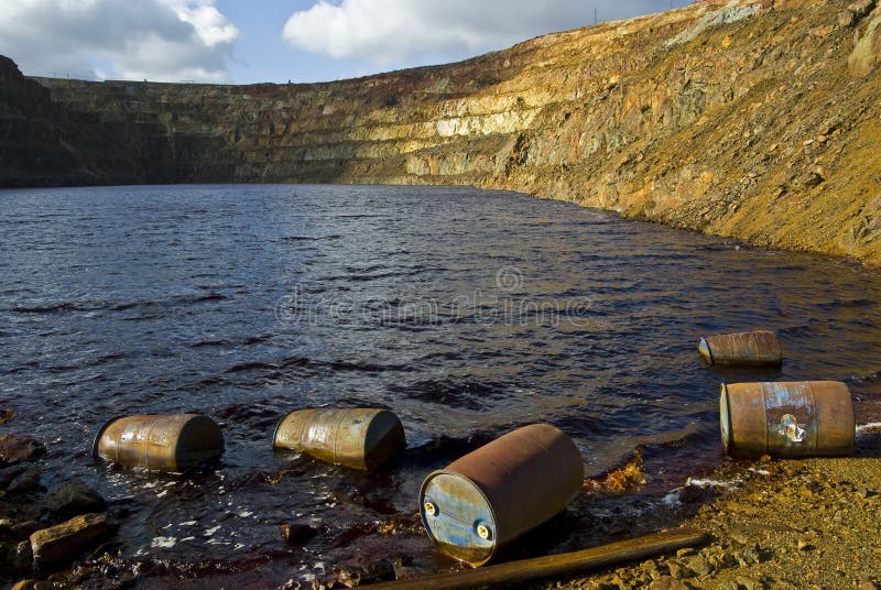 Besmet water stock afbeelding. Image of gevaar, huisvuil - 11855213