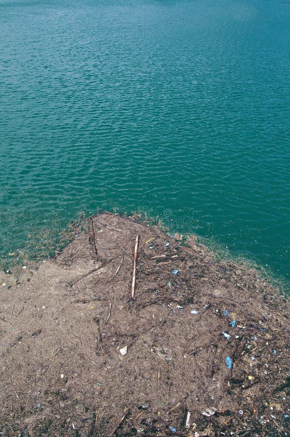 Vervuilde wateren stock afbeelding. Image of gevaar, daling - 14642967