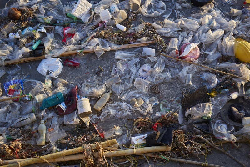 Vervuiling Van Afval Op Het Strand Redactionele Foto - Image of crisis ...