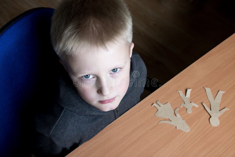 Verward Kind Met Gebroken Document Familie Stock Foto - Image of moeder ...