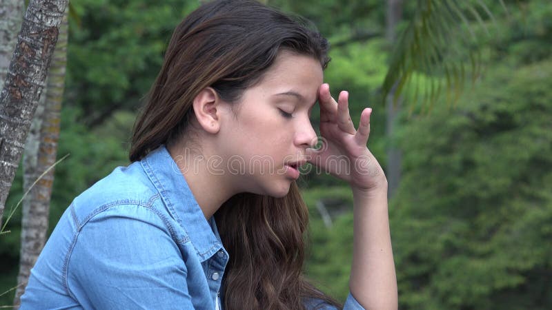 Verwarde En Bezorgde Mens Met Varkenshaar, Die Handen Op Hoofd Houden ...