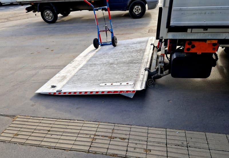 Is a Very Robust Medium-duty Column Lift with a Long Foldable Platform ...