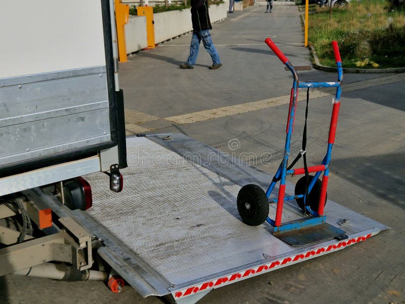 Is a Very Robust Medium-duty Column Lift with a Long Foldable Platform ...