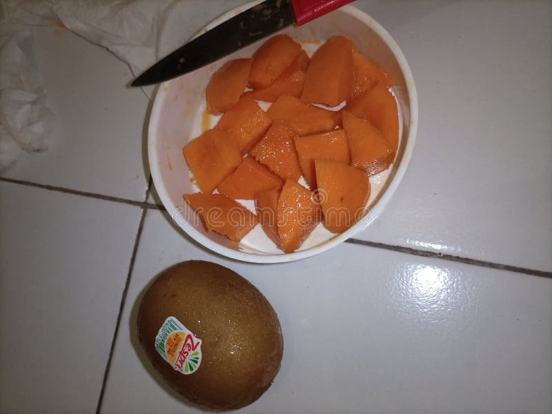 Very Sweet Cut Mango and Kiwi Stock Image - Image of dish, plant: 285290929