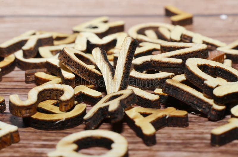 Verschillende Letters Van Het Alfabet Zijn Op Een Raam Van De Oude