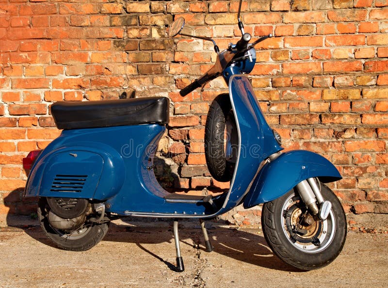 Vespa azul imagen de archivo. Imagen de bici, aislado - 5467605