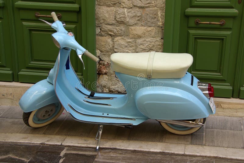 Vespa azul foto de archivo. Imagen de soporte, vendimia - 5372972