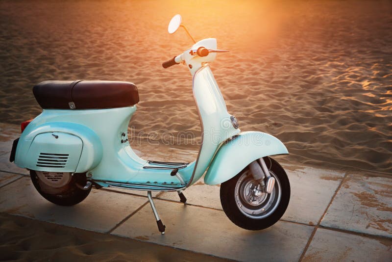 Vespa Azul Clara Elegante De La Ciudad, Imagen de archivo - Imagen de ...