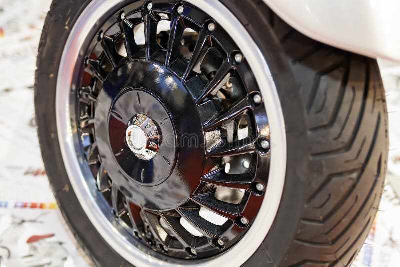 La rueda de la vespa foto de archivo. Imagen de scooter - 151404402