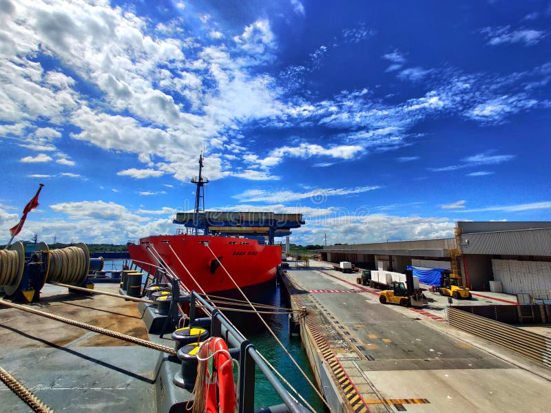 Vessel Moored Alongside Jetty Editorial Photo - Image of dock ...