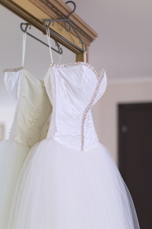 Vestido De Boda En Guardarropa Del Espejo Imagen de archivo - Imagen de ...