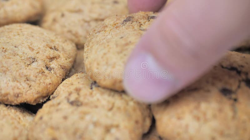 Vestimenta De Um Homem Tomando Um Biscoito De Aveia-sango De Chocolate ...