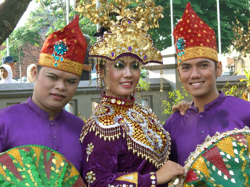 Abbigliamento Tradizionale Indonesiano Immagine Stock Editoriale ...