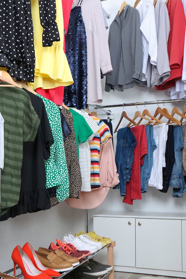 Vestuario Moderno Con Diversa Ropa Elegante Foto de archivo - Imagen de ...