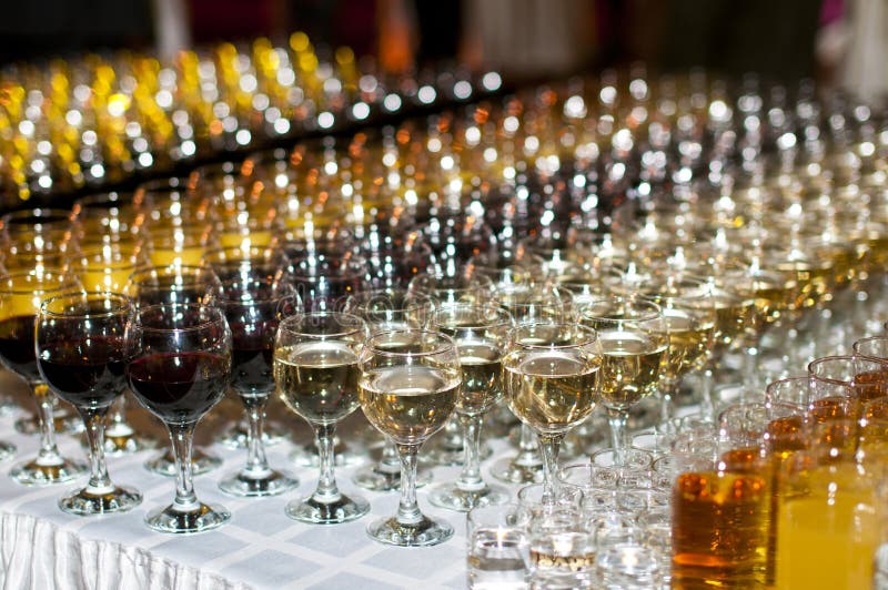 Vetri con le bevande fotografia stock. Immagine di riflessione - 17568778
