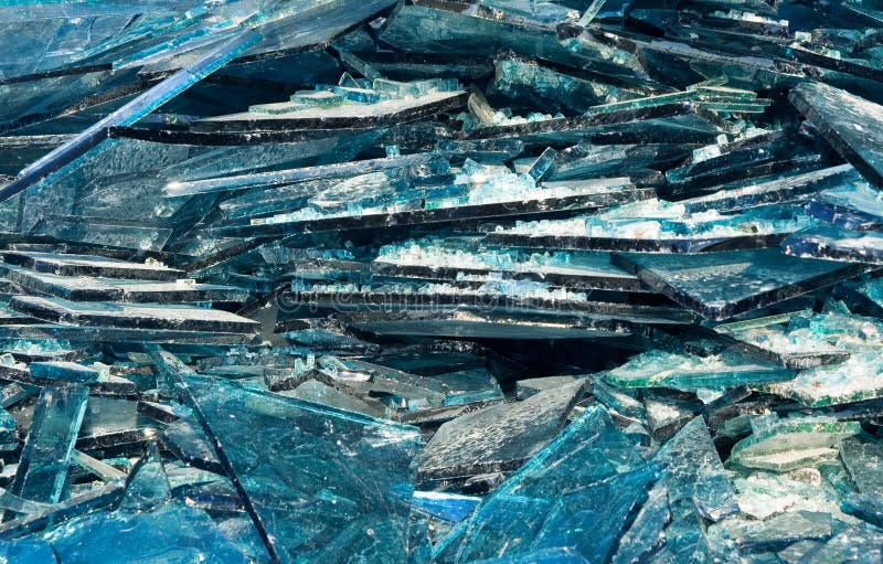 Cocci rotti di vetro immagine stock. Immagine di particolare - 52433399