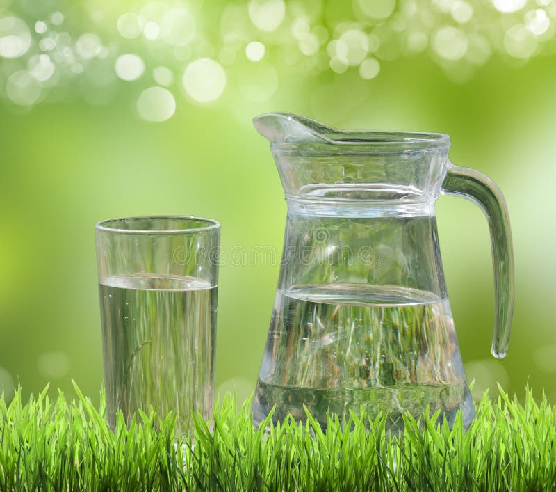 Vetro di acqua immagine stock. Immagine di rinfreschi - 55575409