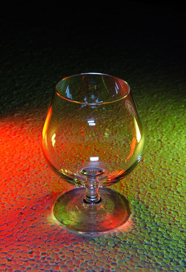 Vetro Trasparente Su Un Fondo Colorato Fotografia Stock - Immagine di ...