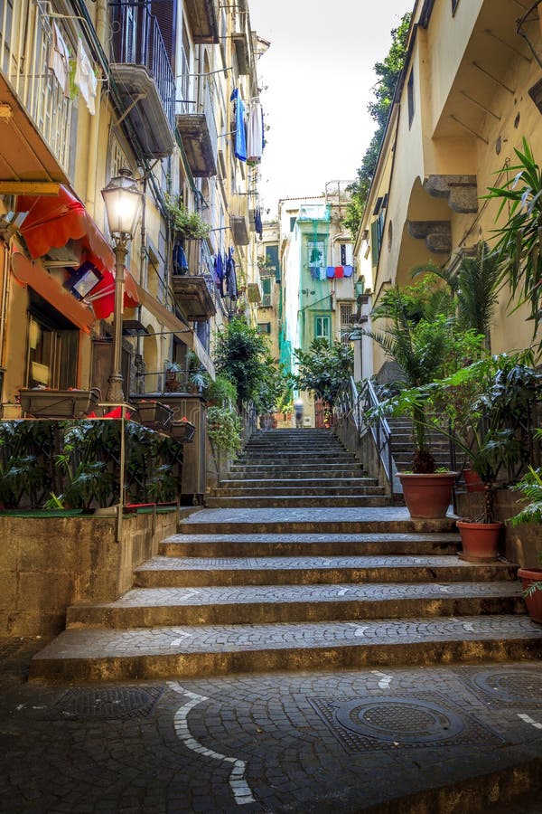 Vicolo della via a Napoli fotografia stock. Immagine di piccolo - 21509218