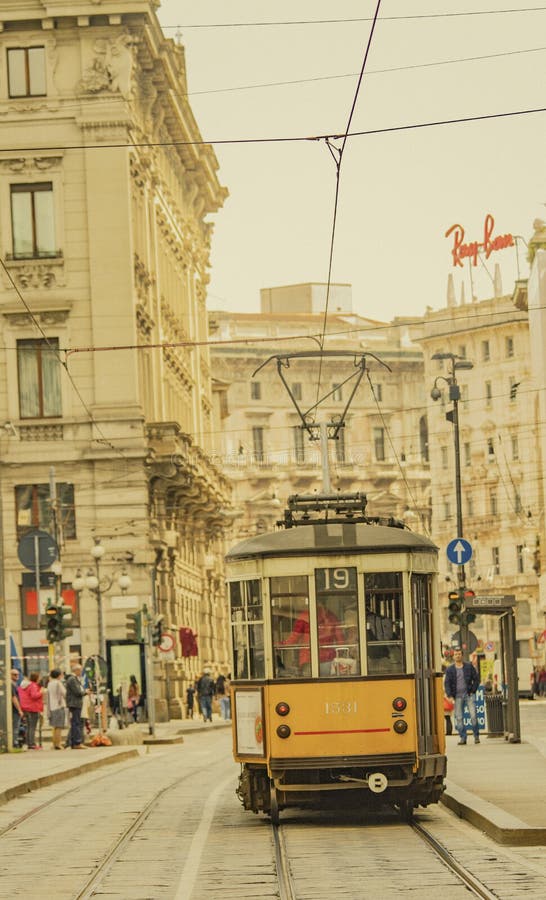 Via Di Milano Con Il Vecchio Tram Arancio, Italia Fotografia Editoriale ...