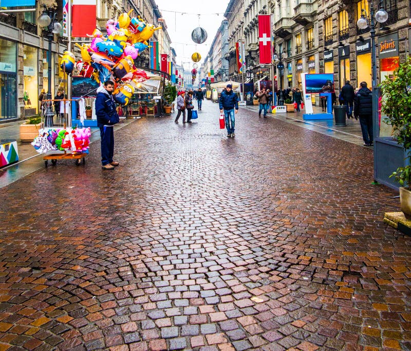 Via di Milano, Italia fotografia editoriale. Immagine di città - 38793797