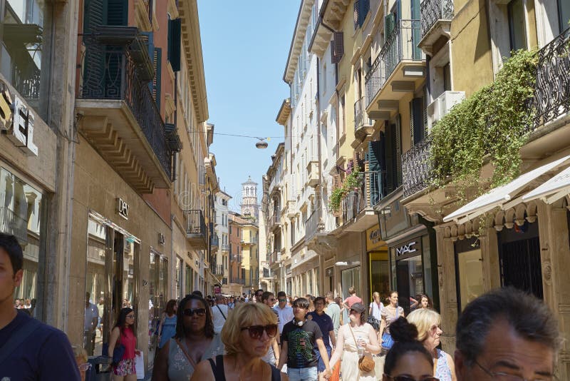 Via Mazzini redaktionell bild. Bild av stad, huvud, mode - 52163801