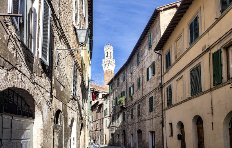 Via Medievale Stretta a Siena, Italia Fotografia Stock - Immagine di ...