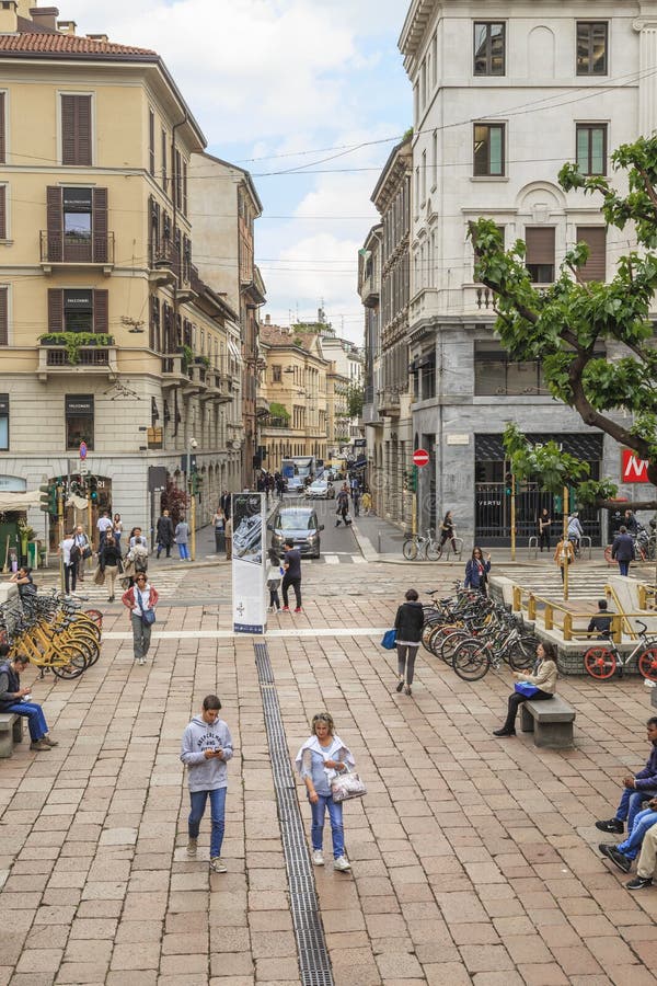 Via Montenapoleone, Milano fotografia stock. Immagine di insignia ...