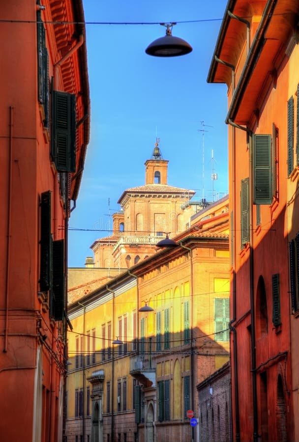 Via Nel Centro Storico Di Ferrara Immagine Stock - Immagine di facciata ...