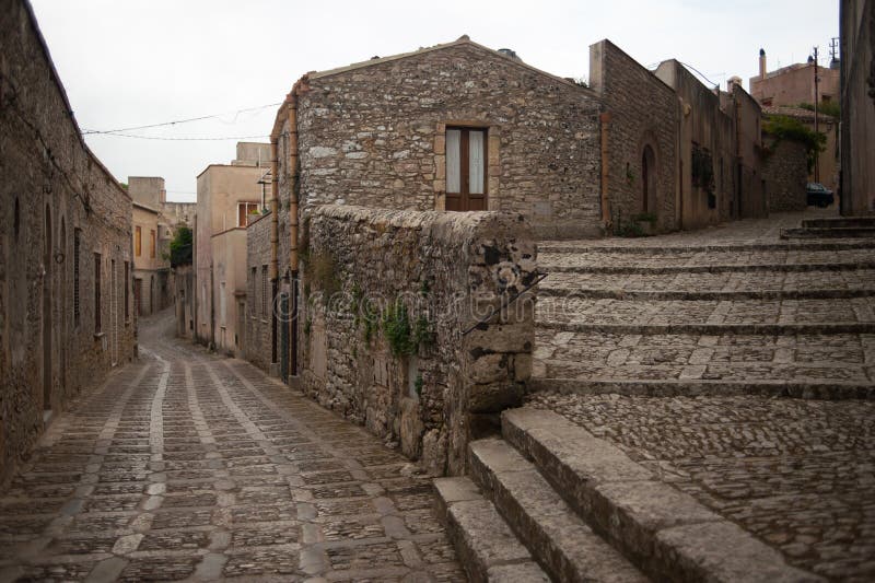 Via Nel Villaggio Di Erice, Sicilia Fotografia Stock - Immagine di ...