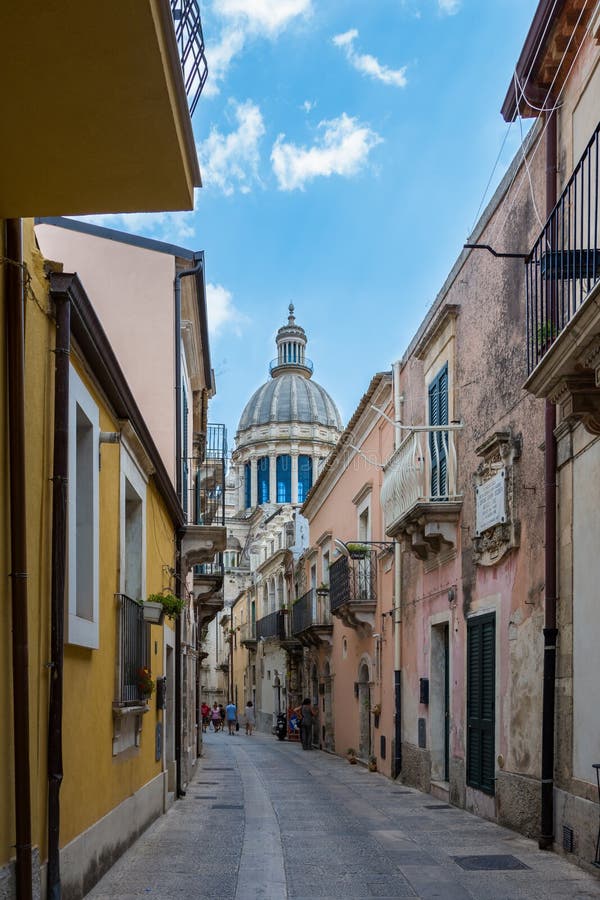 Via Scenica Stretta a Ragusa Con Le Vecchie Case Urbane E La Cupola ...
