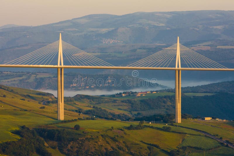 Vista Panorâmico Da Ponte De Millau Foto Editorial - Imagem de viaduto ...