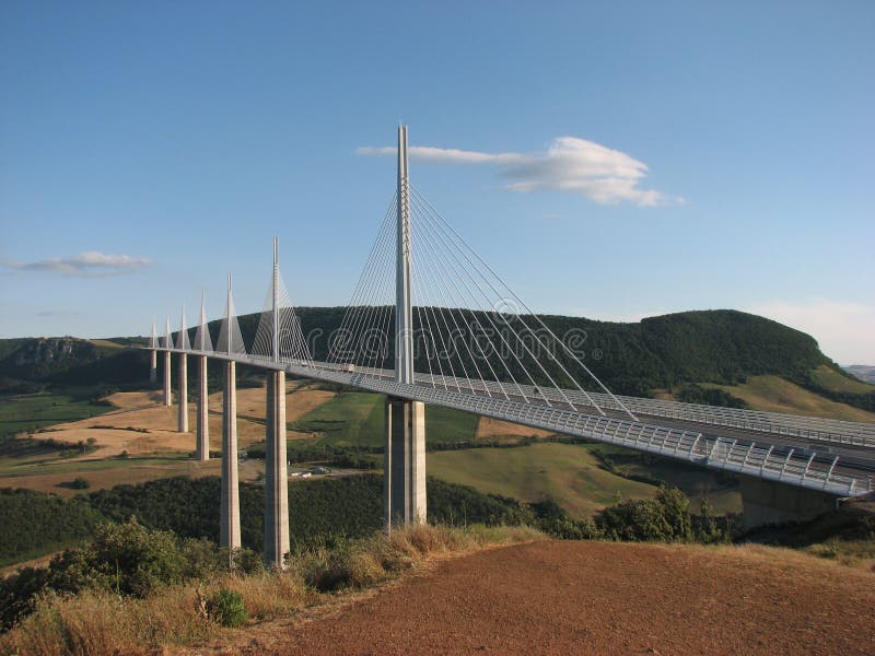 O Viaduto De Millau, Uma Ponte Cabo-ficada Que Meça O Vale Do Rio Tarn ...