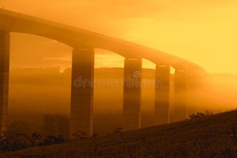 Viaducto En La Salida Del Sol Foto de archivo - Imagen de amanecer ...
