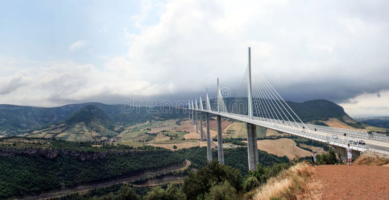 A Estrutura De Millau Viaduct Aveyron France Foto de Stock Editorial ...