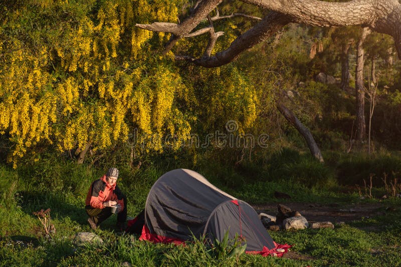 Viagem Com a Barraca No Lugar Bonito Da Natureza Foto de Stock - Imagem ...