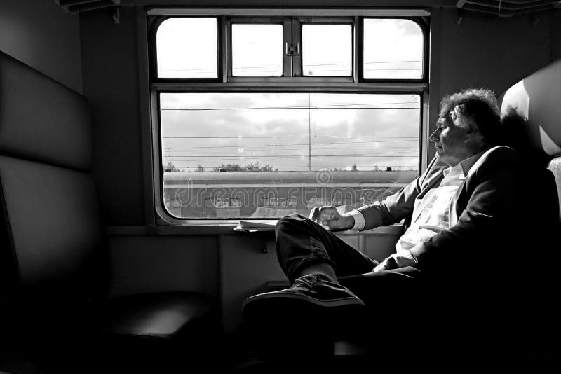 Viaggiatore fotografia stock editoriale. Immagine di seduta - 68497113