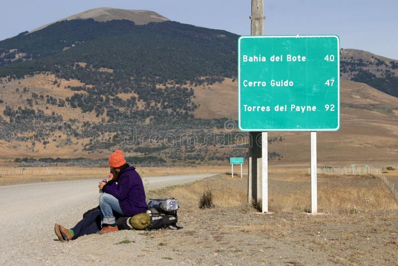 Viaggiatori sulla strada fotografia stock. Immagine di freddo - 1938828