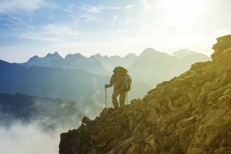 Viandante Su Un Pendio Del Supporto Immagine Stock - Immagine di ...