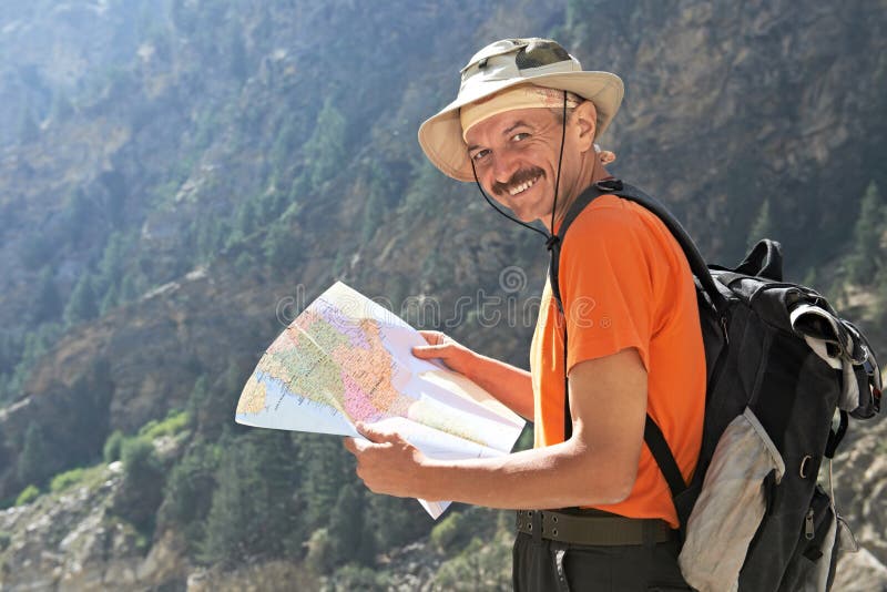 Turista Escursionista Con Mappa in Montagna Immagine Stock - Immagine ...