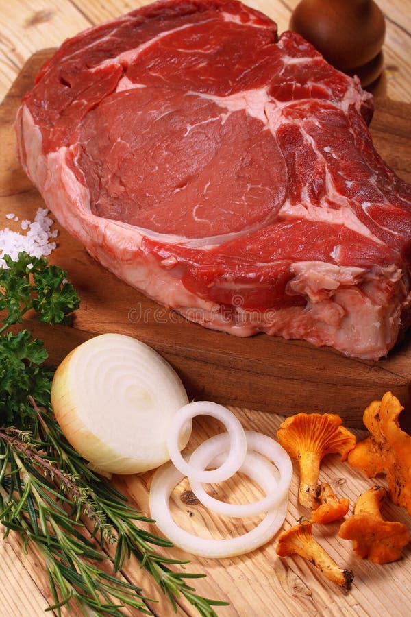 Viande, boeuf cru. image stock. Image du bifteck, rare - 3348457