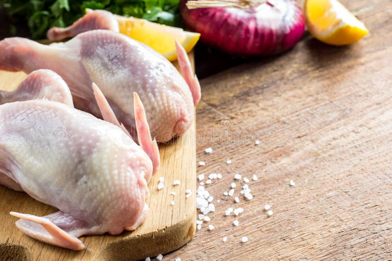 Viande Crue Crue De Cailles Image stock - Image du poule, viande: 103674673