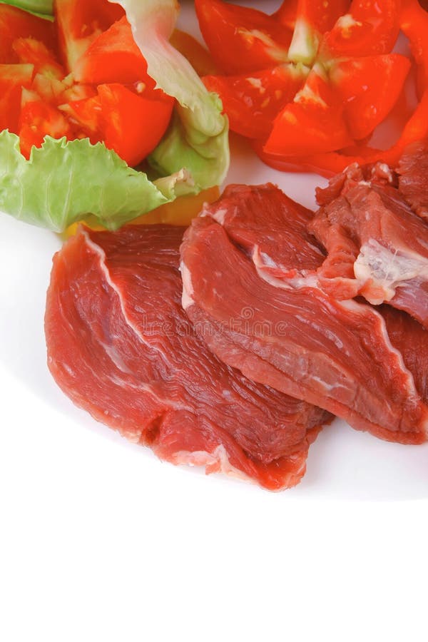 Viande Crue De Boeuf Dans Un Filet D'isolement Sur Le Blanc Photo stock ...