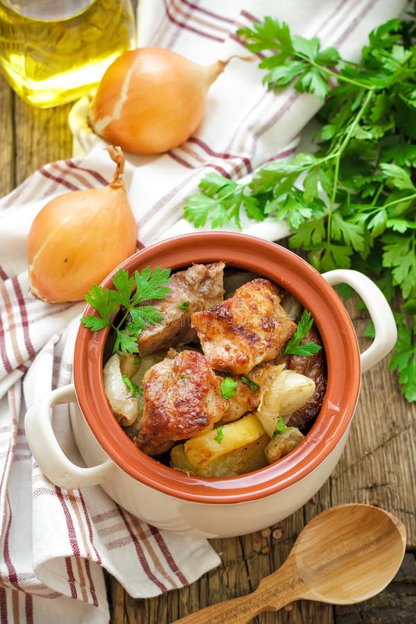 Viande Cuite Au Four Sur Une Assiette Oignon Vert Et Ail Sur Fond De ...
