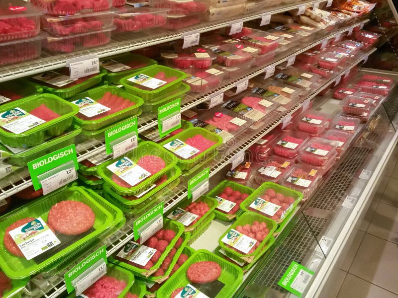 Viande dans le supermarché image éditorial. Image du vente - 75266140