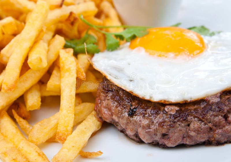 Viande Et Oeuf De Boeuf De Bifteck Image stock - Image du potatoes ...