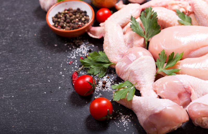 Viande De Poulet Dans Une Boucherie Photo stock - Image du fermer ...